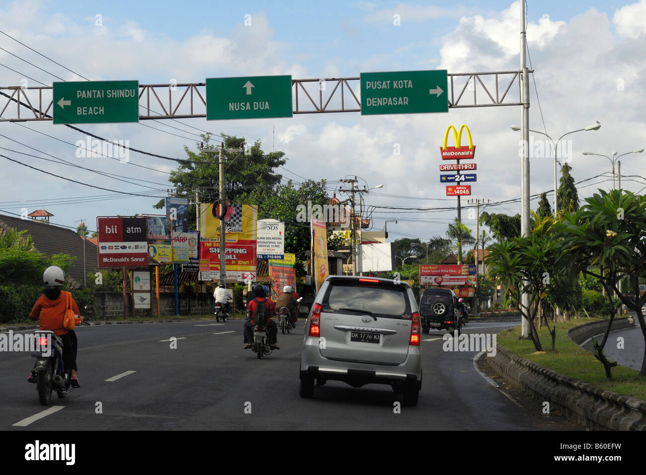Traffic on the access road to Denpasar, advertisement for Mc Donald's ...