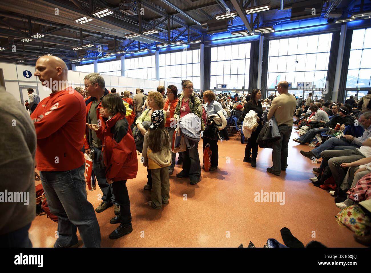 Airline passengers wait hi-res stock photography and images - Alamy