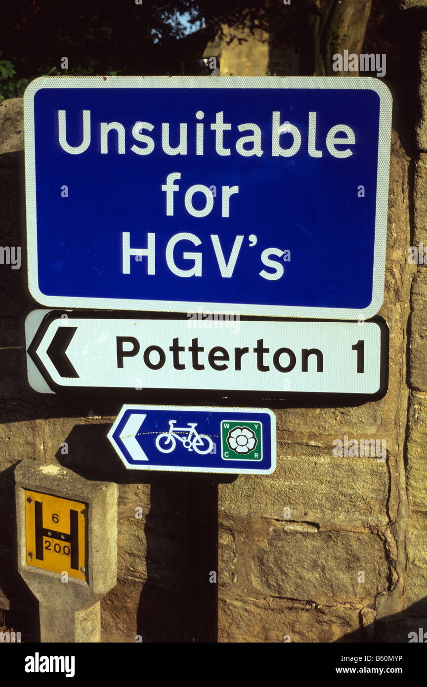 Warning sign of road unsuitable for hgv hi-res stock photography and ...