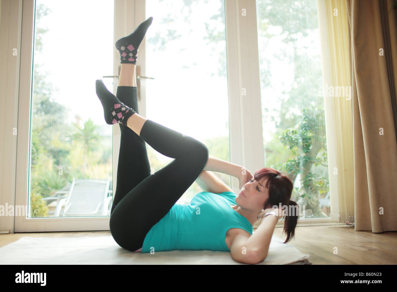Raised legs crunches hi-res stock photography and images - Alamy