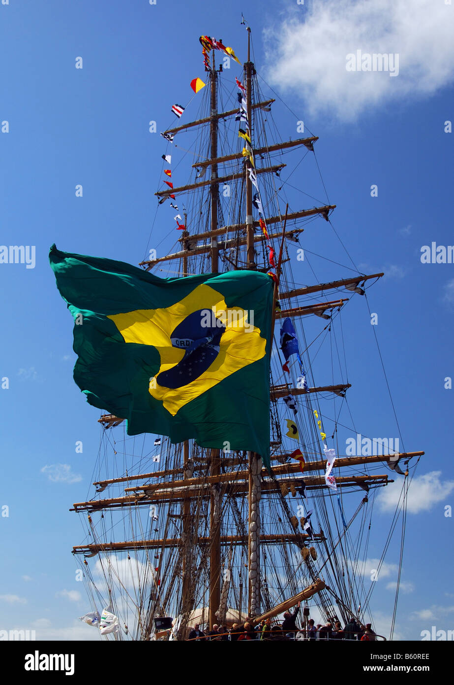 Ship sail yardarm hi-res stock photography and images - Alamy