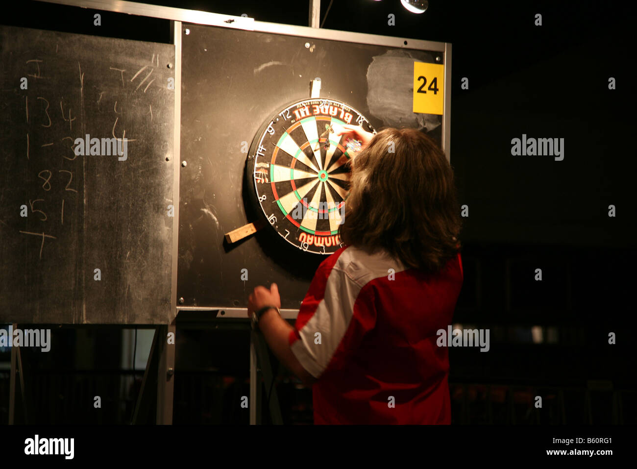 darts playing drinking pint man competition justin lee collins Stock ...