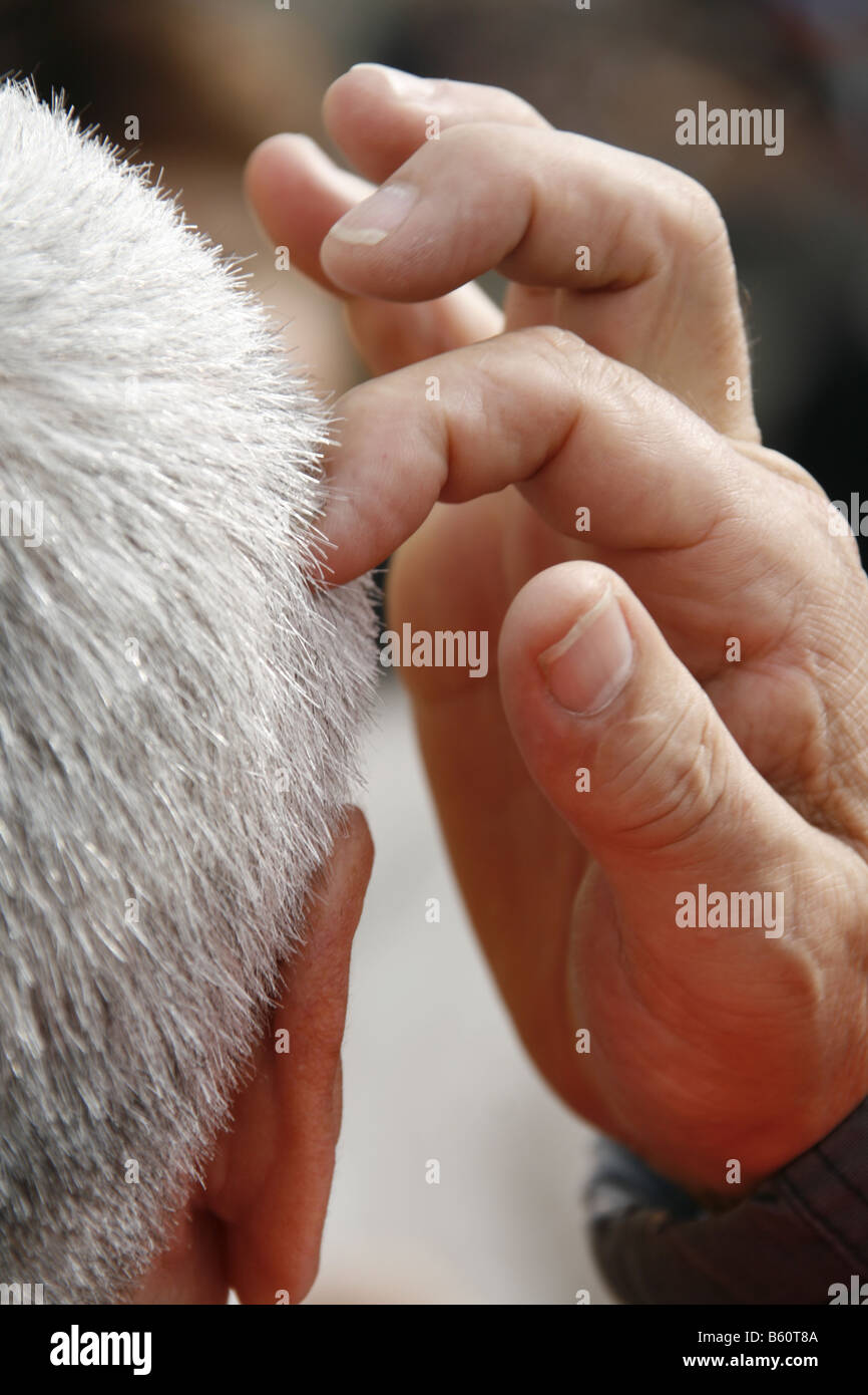 detail of one old man scratching head Stock Photo - Alamy