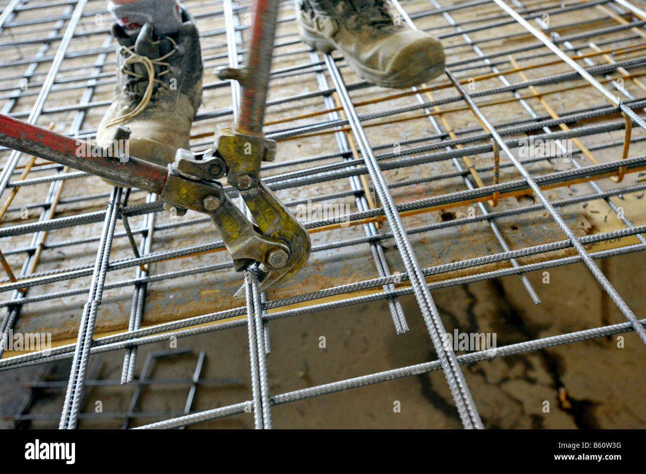 Pliers cutting steel reinforcing mesh Stock Photo - Alamy