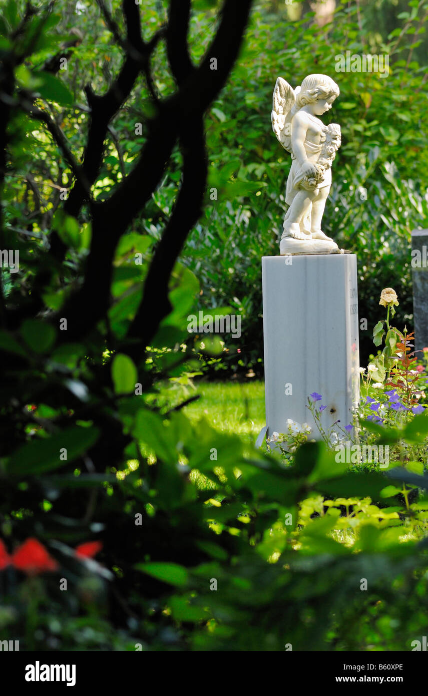 Angle gravestone hi-res stock photography and images - Alamy