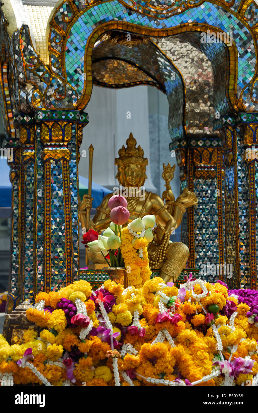 Bangkok brahma statue erawan shrine hi-res stock photography and images ...