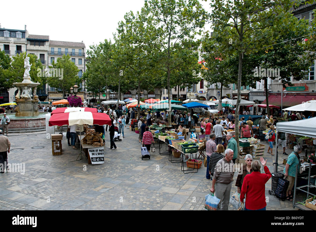 carcassonne market with people shopping Stock Photo - Alamy