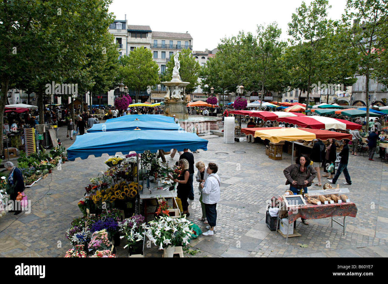 carcassonne market with people shopping Stock Photo - Alamy