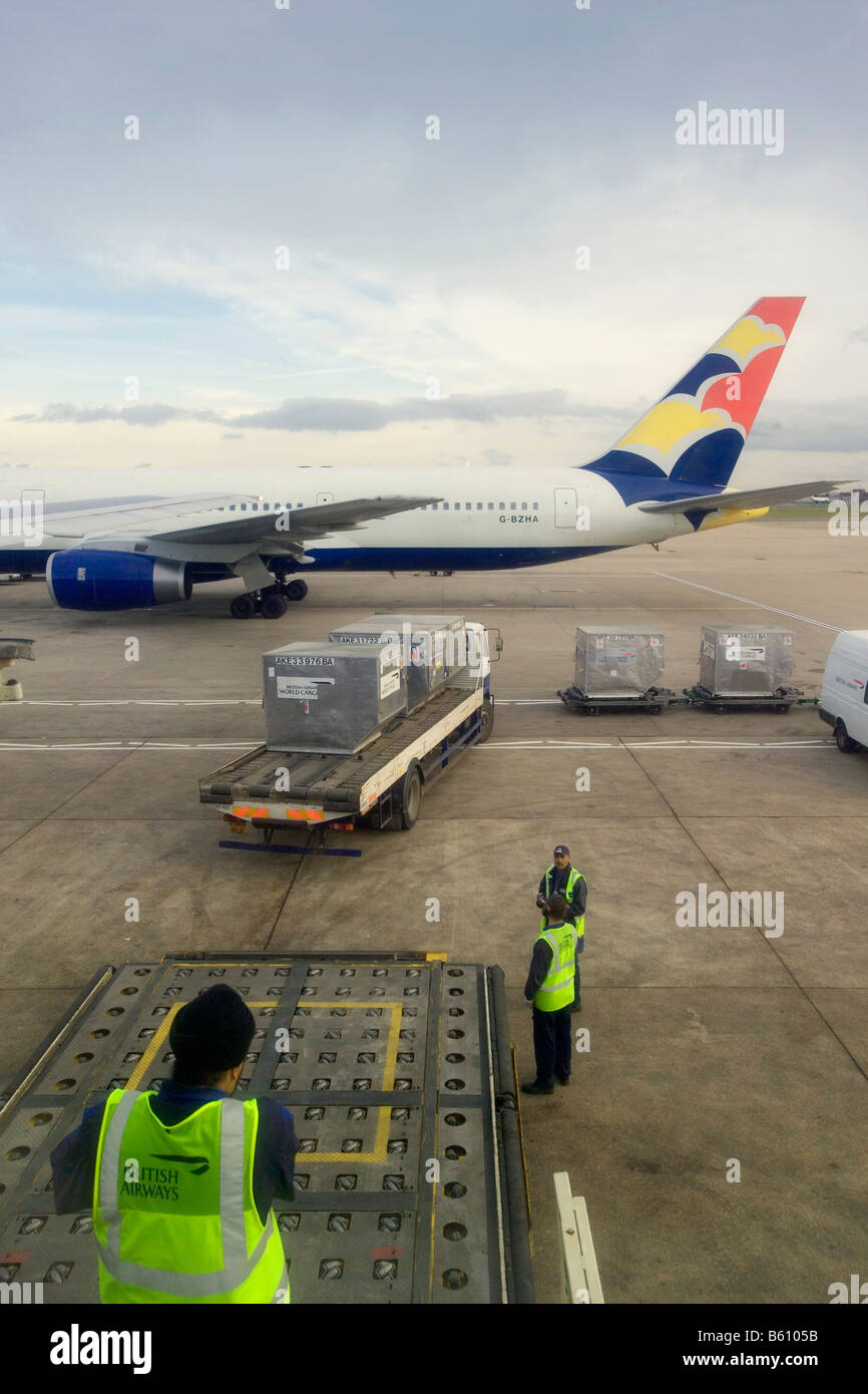 Baggage and cargo being loaded onto an aircraft Stock Photo - Alamy