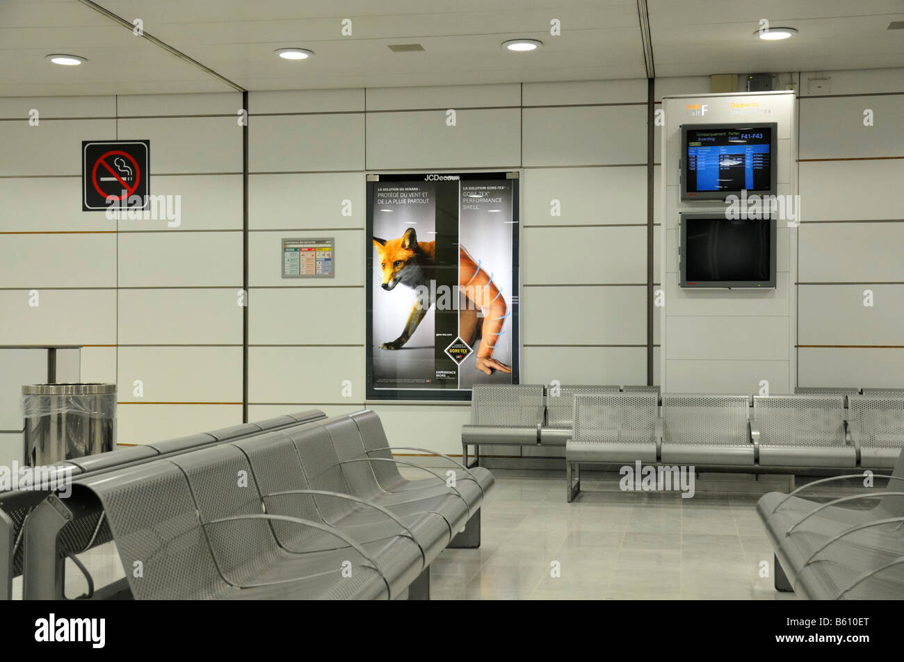Boarding gate charles de gaulle hi-res stock photography and images - Alamy
