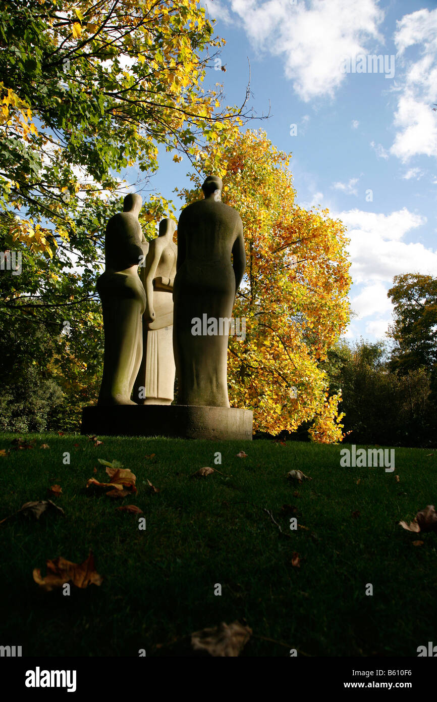 Sculpture of three figures hi-res stock photography and images - Alamy