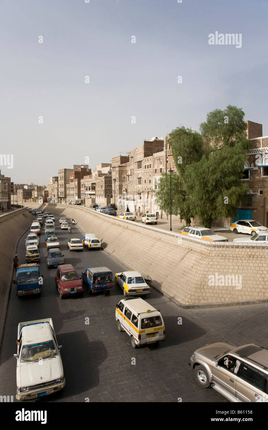 Traffic, artery along the historic centre, Wadi As Sailah, buildings ...