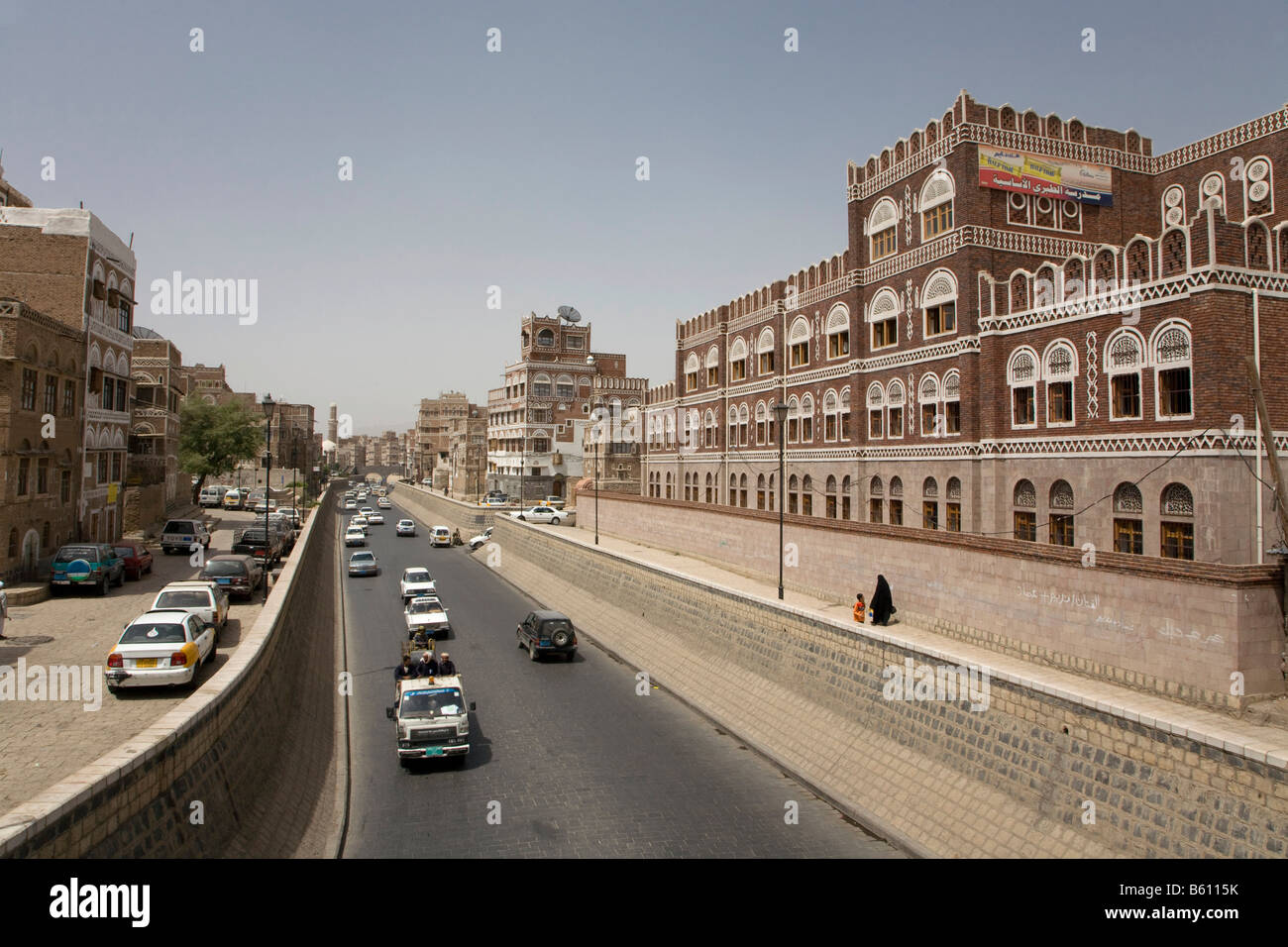 Traffic, artery along the historic centre, Wadi As Sailah, buildings ...