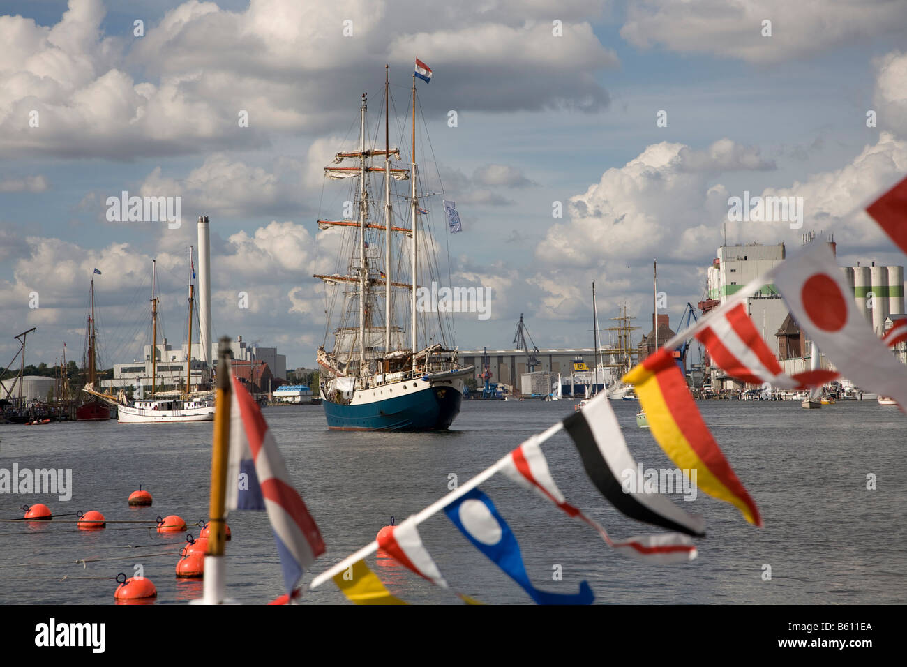Square rigged ship sailing hi-res stock photography and images - Alamy