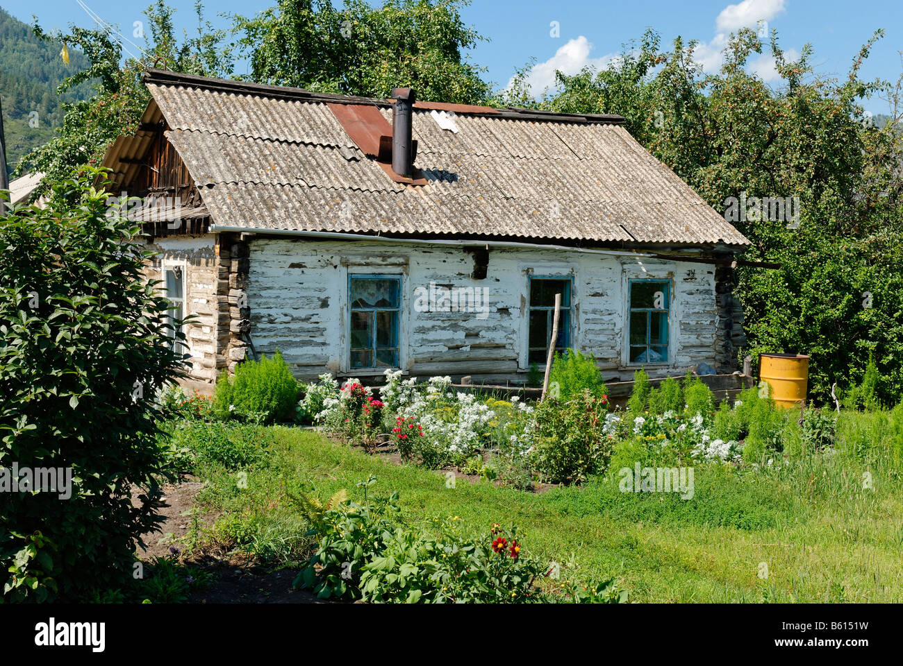 Typical Siberian farmyard, log cabin, Anos, Katun Valley, Altai ...