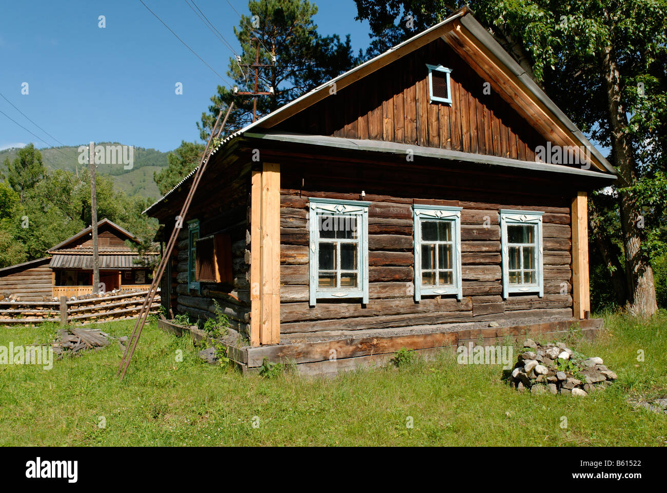 Typical Siberian farmyard, log cabin, Anos, Katun Valley, Altai ...