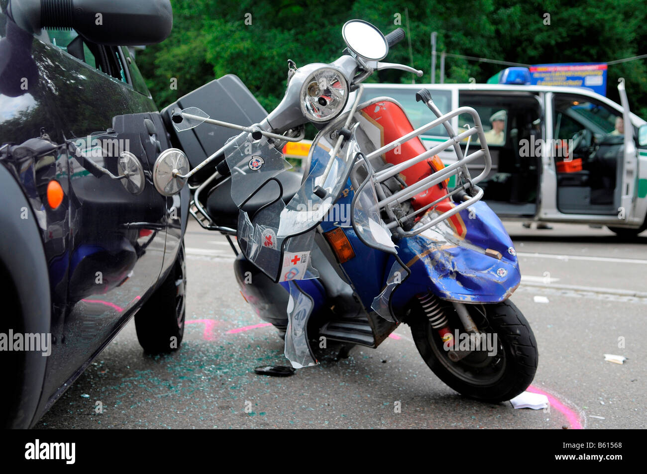 Wrecked ford hi-res stock photography and images - Alamy