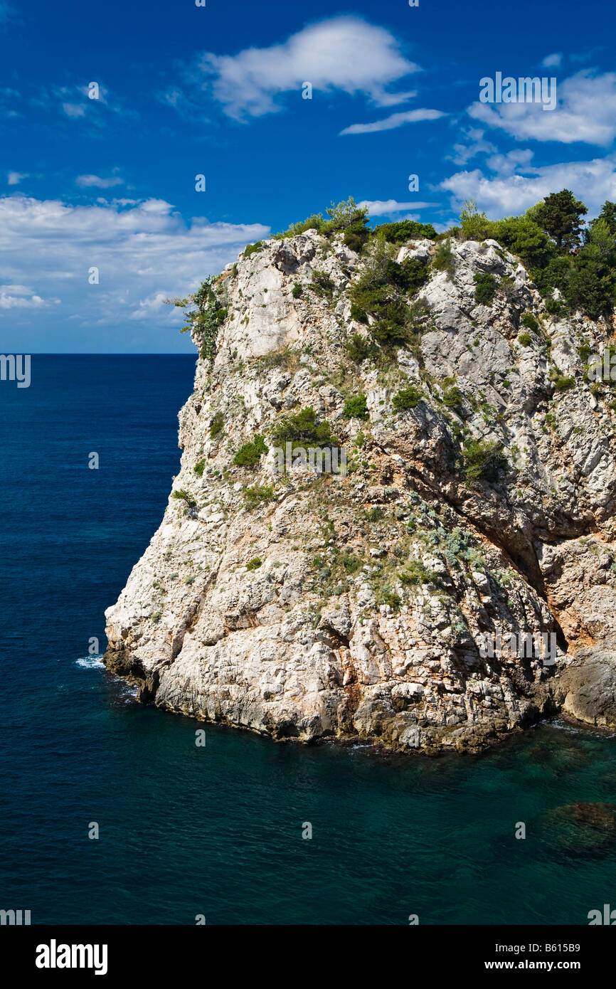 Steep rocky shoreline hi-res stock photography and images - Alamy