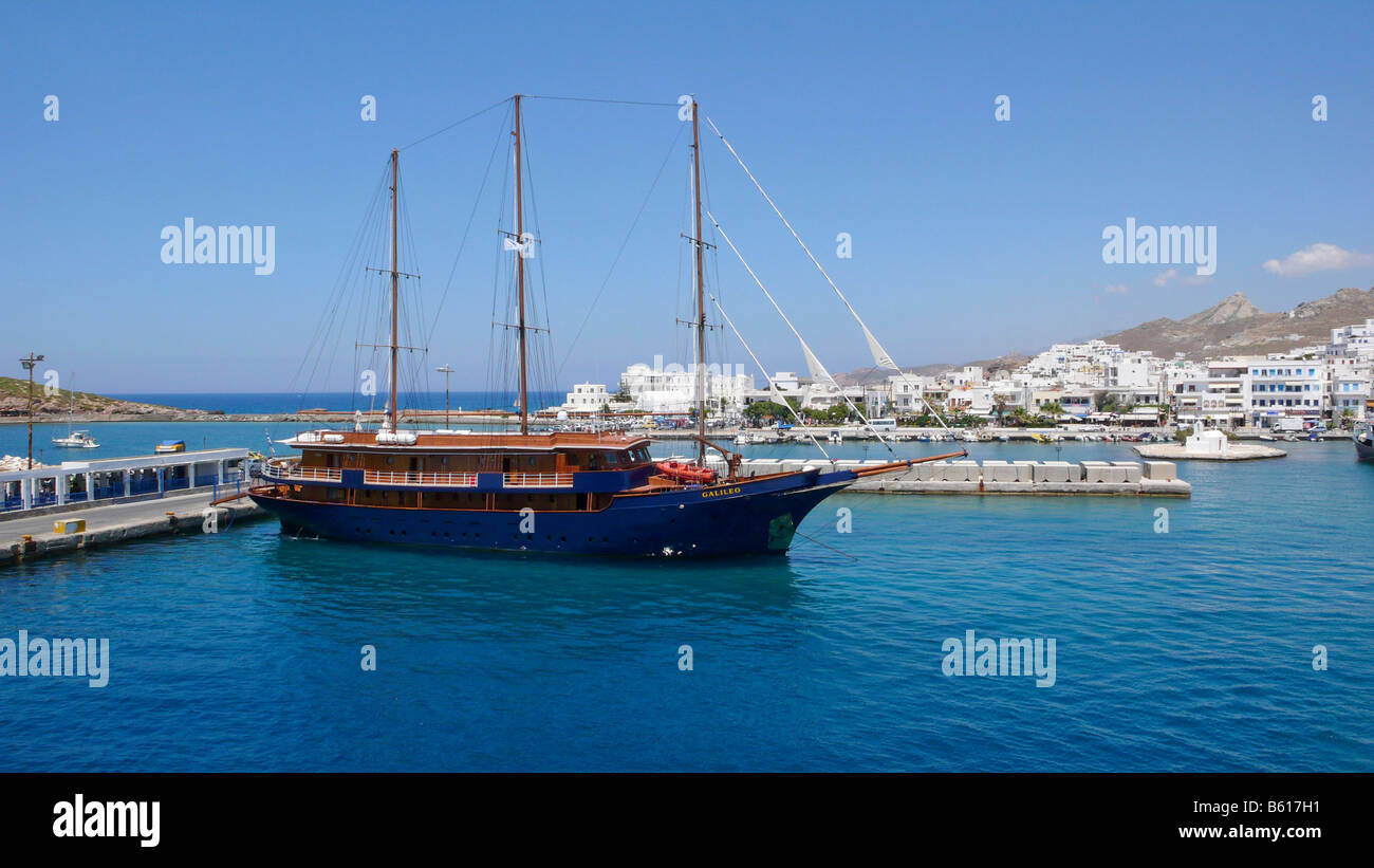 Three masted sailing ships hi-res stock photography and images - Alamy