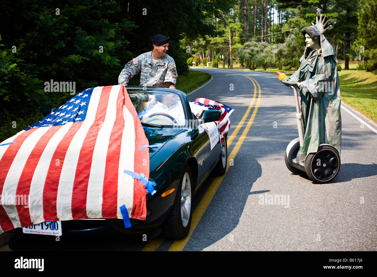 Crowd 4th of july parade flag hi-res stock photography and images - Alamy