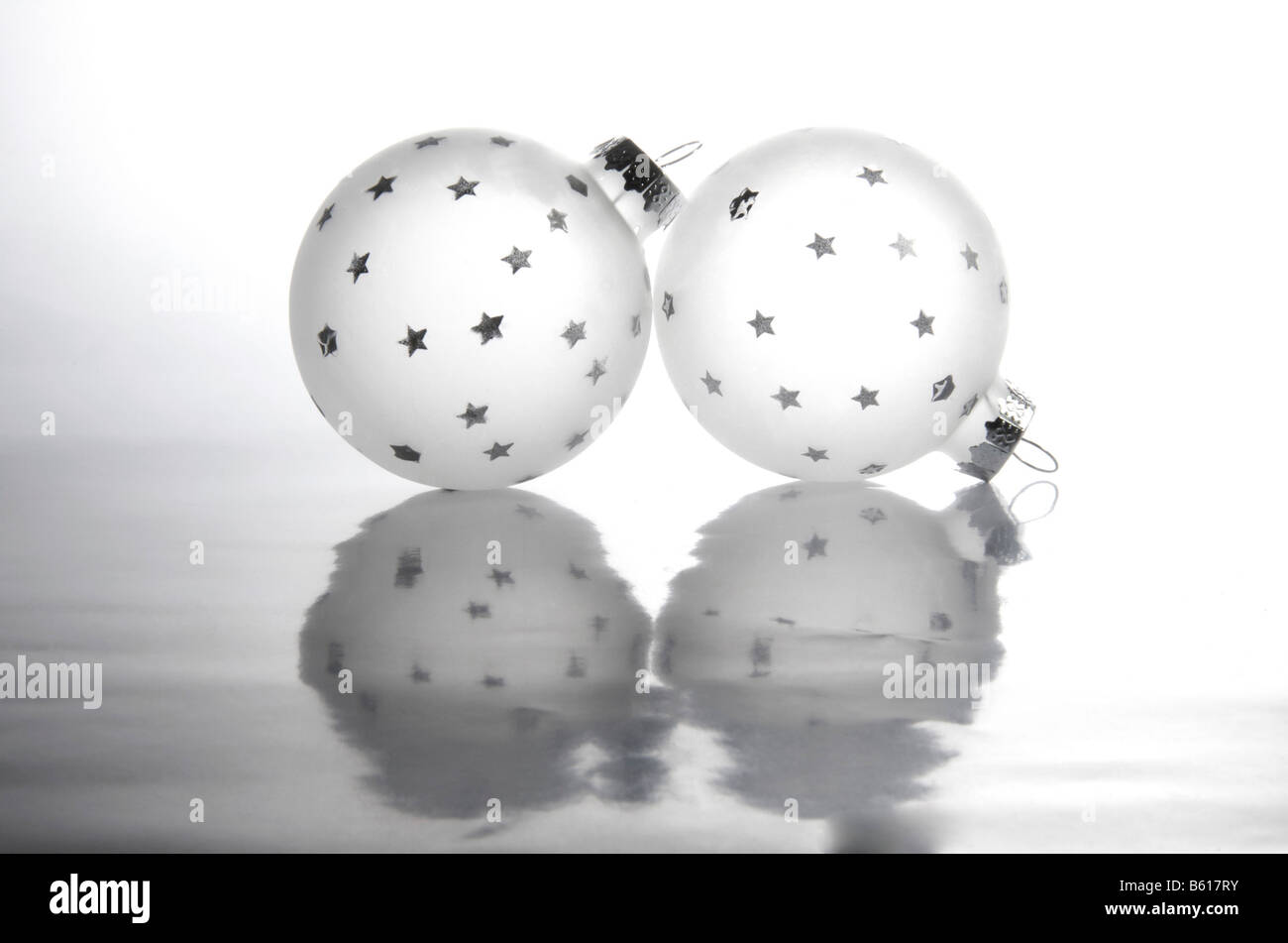 Christmas ornament ball reflection hi-res stock photography and images ...