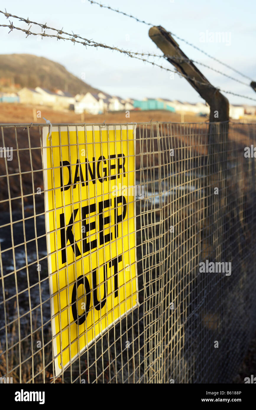 Danger barbed wire sign hi-res stock photography and images - Alamy