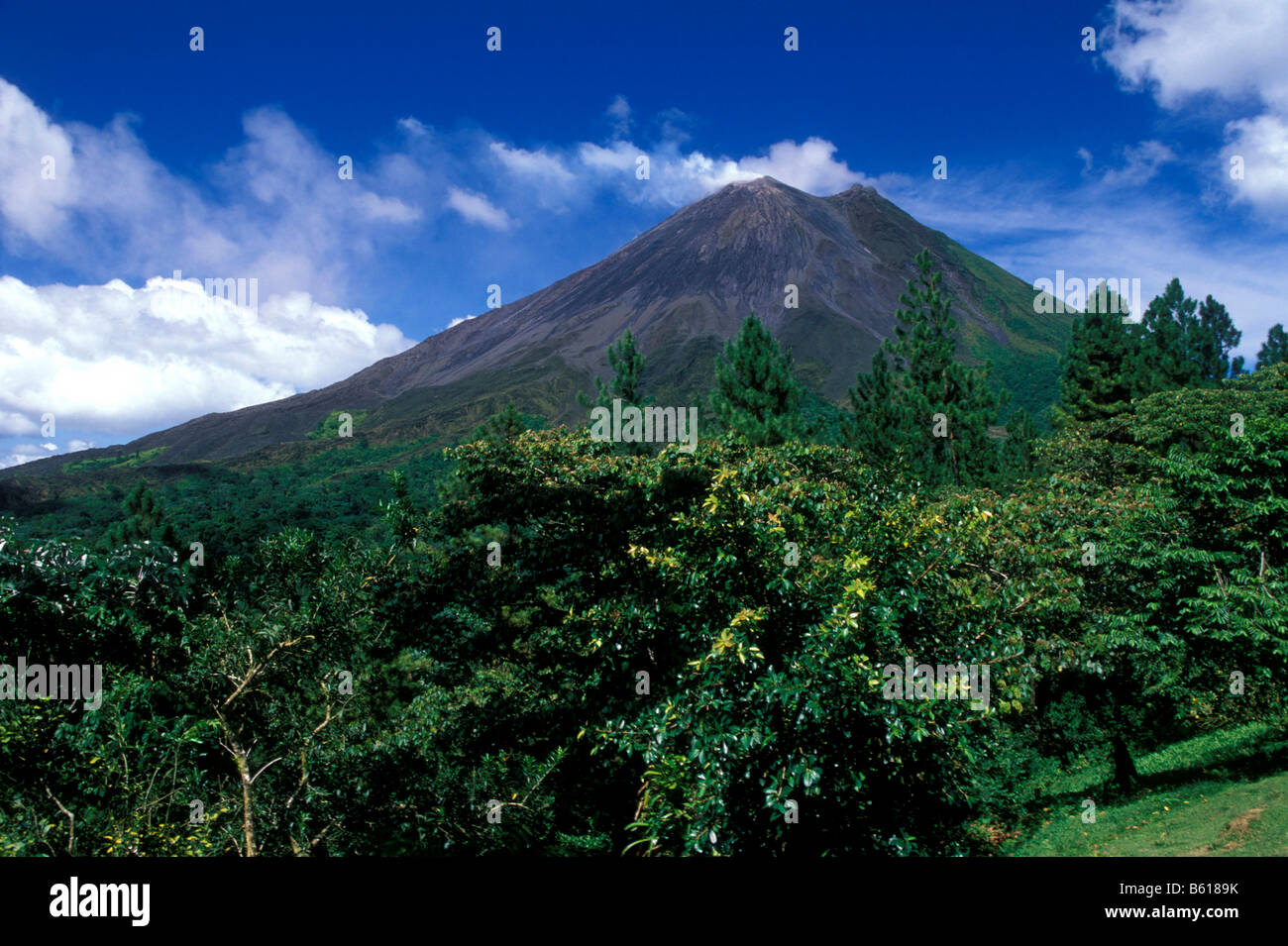 Arenal volcano hi-res stock photography and images - Alamy