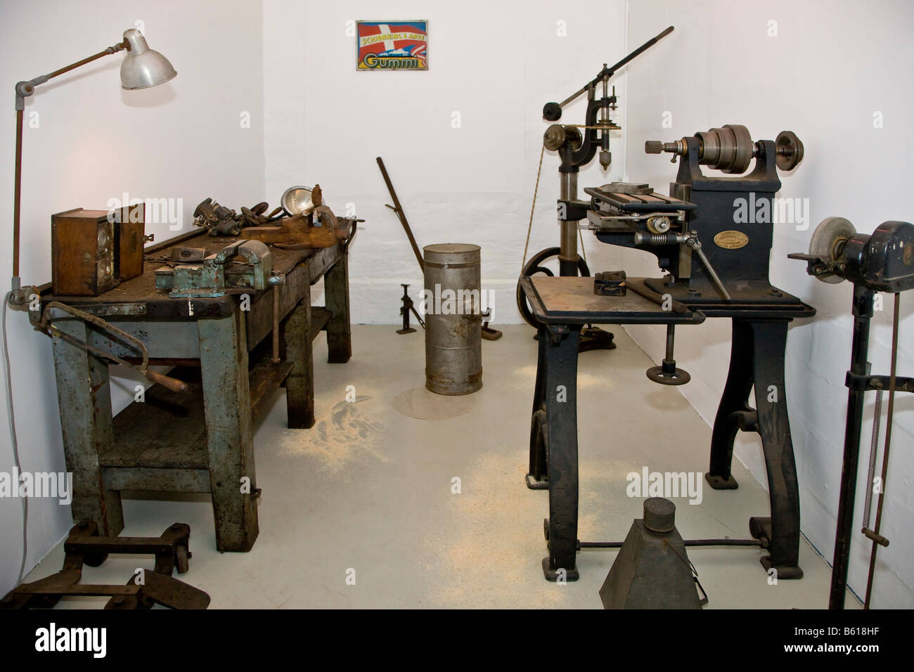 Old car repair shop Stock Photo - Alamy