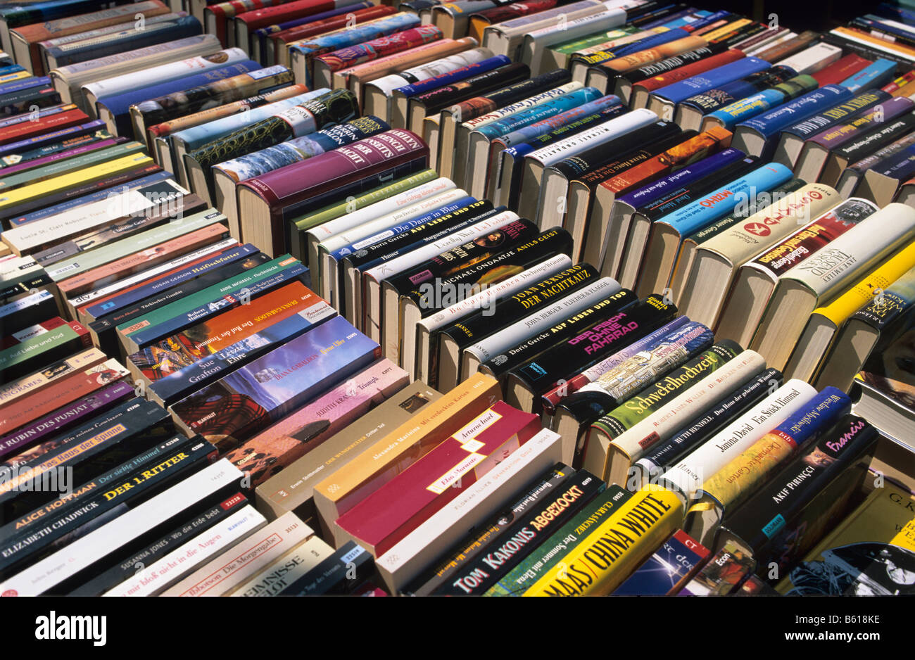 Second hand bookshop exterior hi-res stock photography and images - Alamy