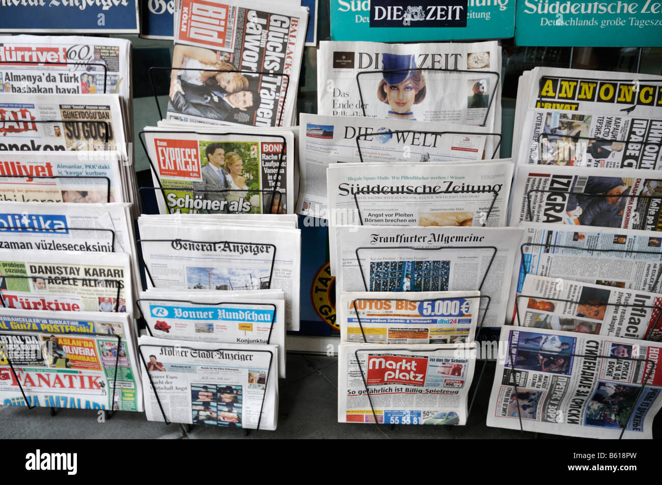 Newspaper kiosk booth newspapers hi-res stock photography and images ...