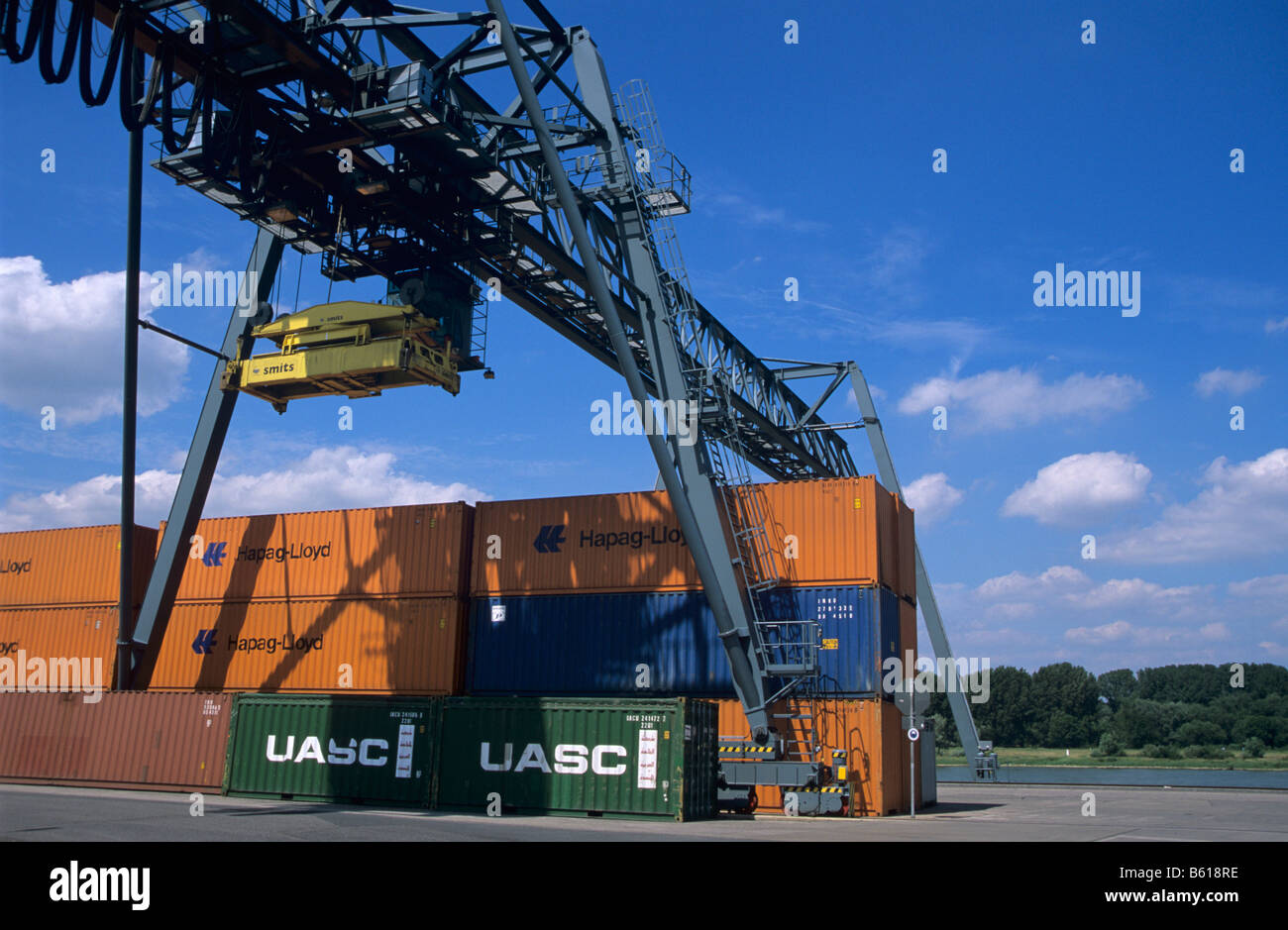Gantry container hi-res stock photography and images - Alamy