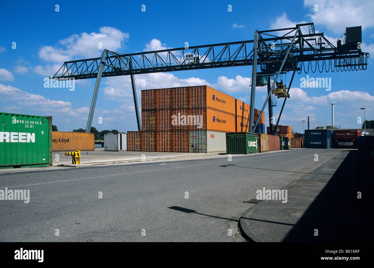Gantry Moving Shipping Containers High Resolution Stock Photography and ...