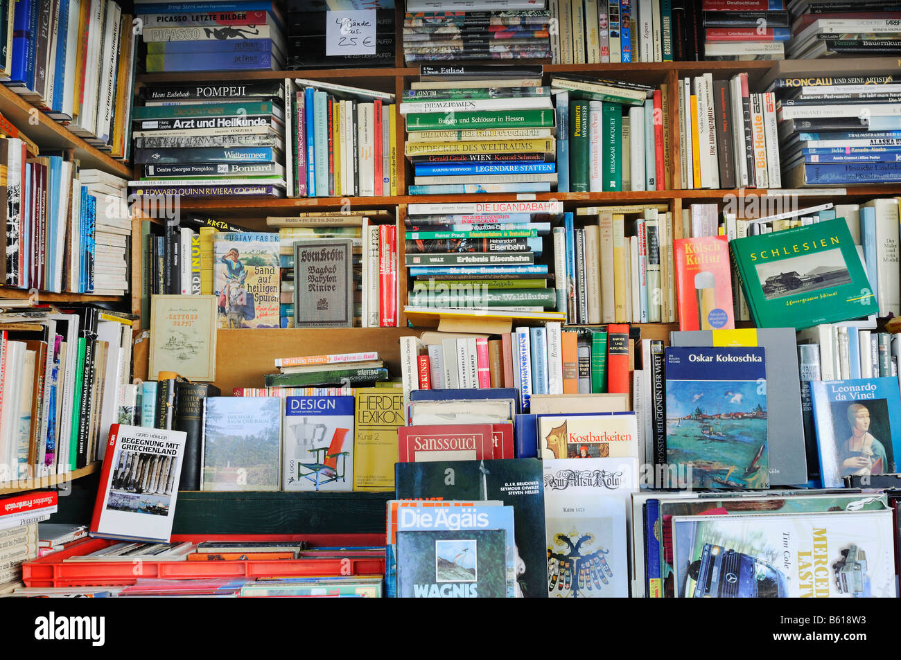 Antique shop interior shelves hi-res stock photography and images - Alamy
