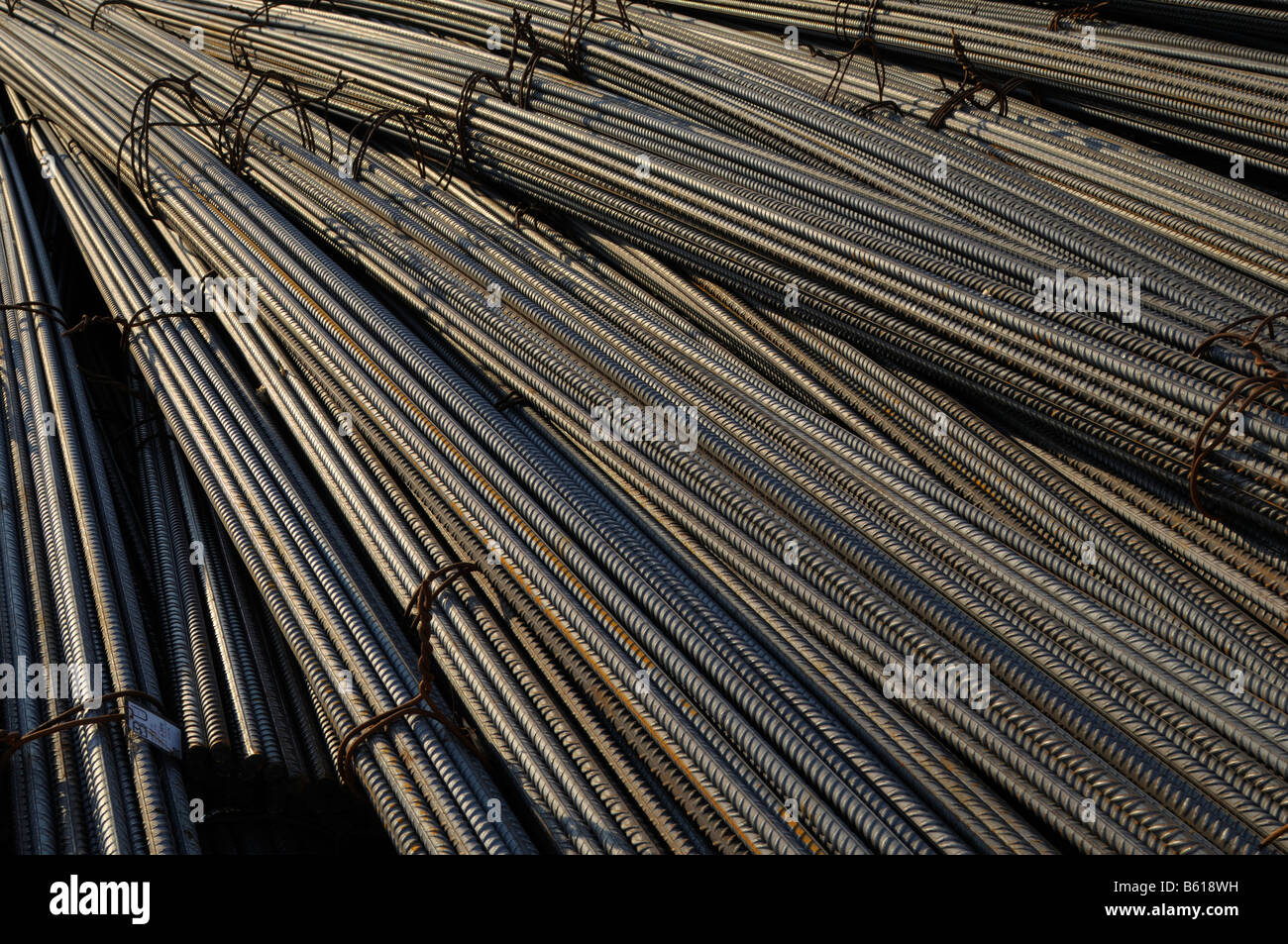 Bundled steel rods, freight handling, format-filling Stock Photo - Alamy