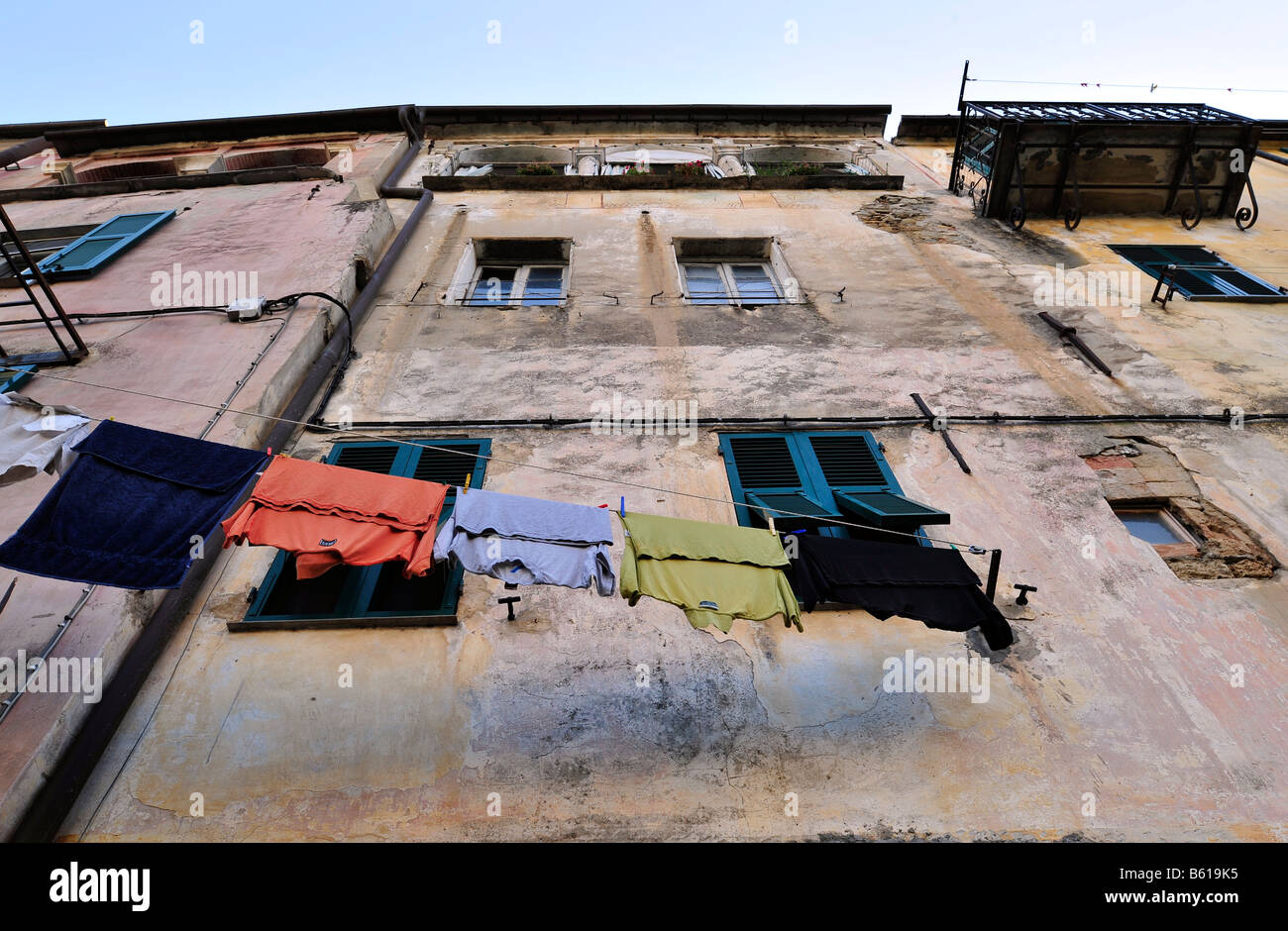 Washing line house exterior hi-res stock photography and images - Alamy