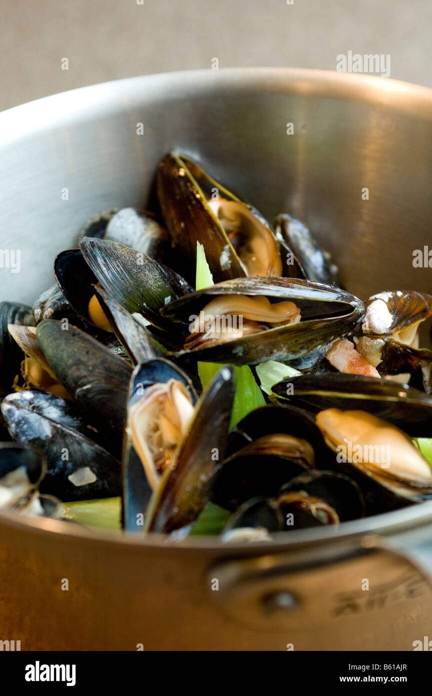 Mussels with garlic hi-res stock photography and images - Alamy