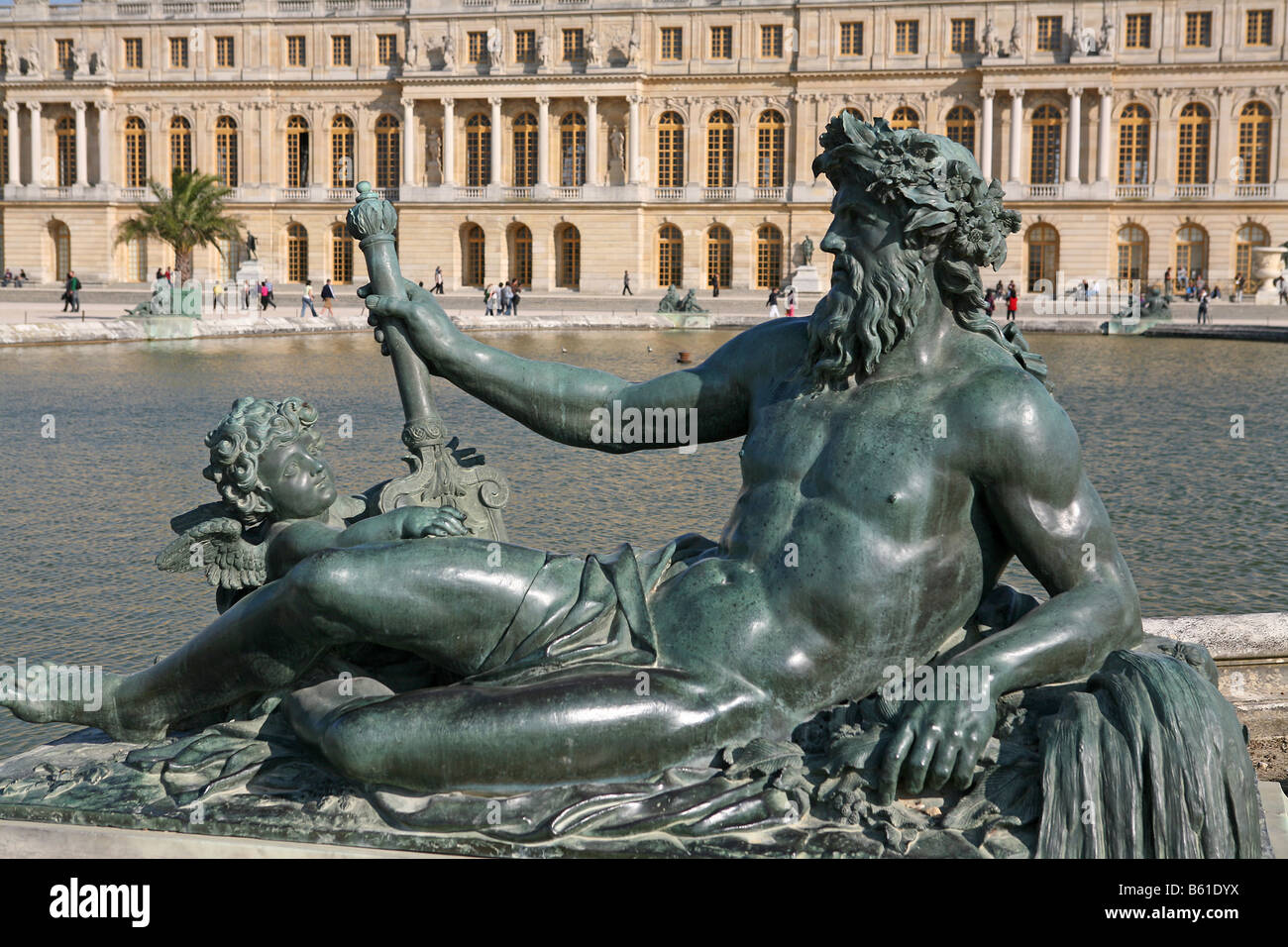 Palace of versailles statue hi-res stock photography and images - Alamy