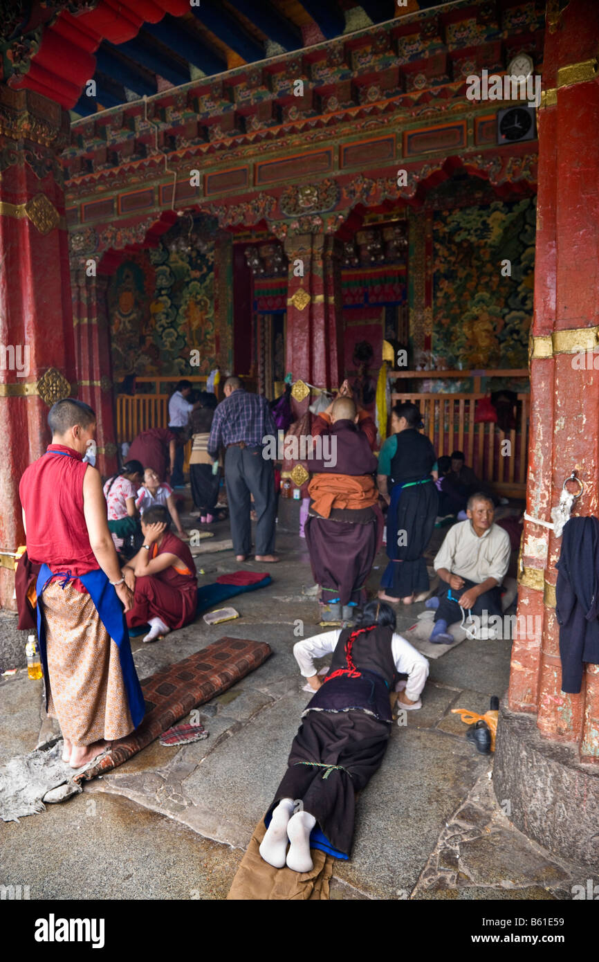 Pilgrims outside the entrance to the Jokhang Temple in Barkhor Square ...