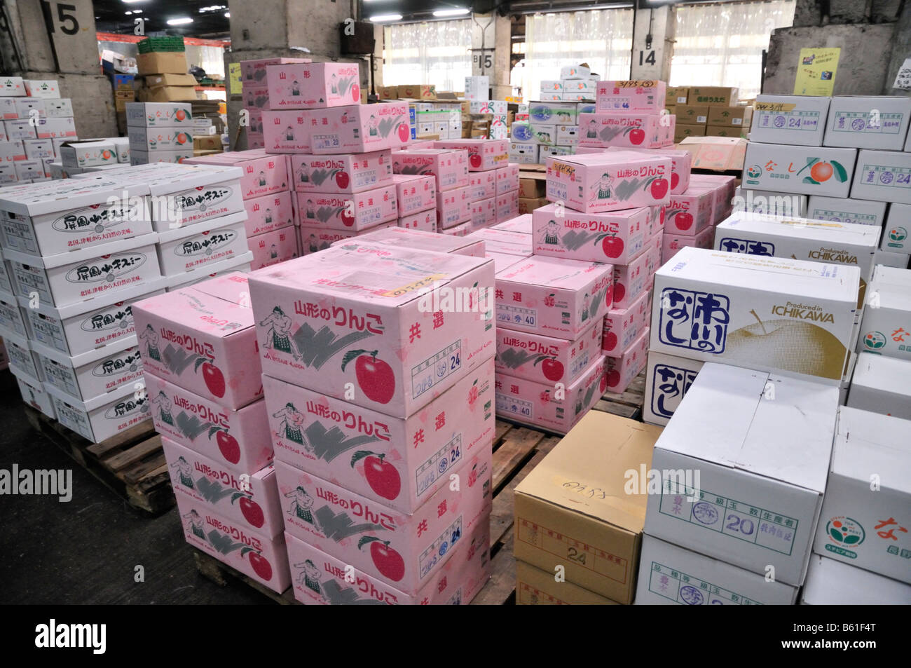Stacks of fruit boxes hi-res stock photography and images - Alamy