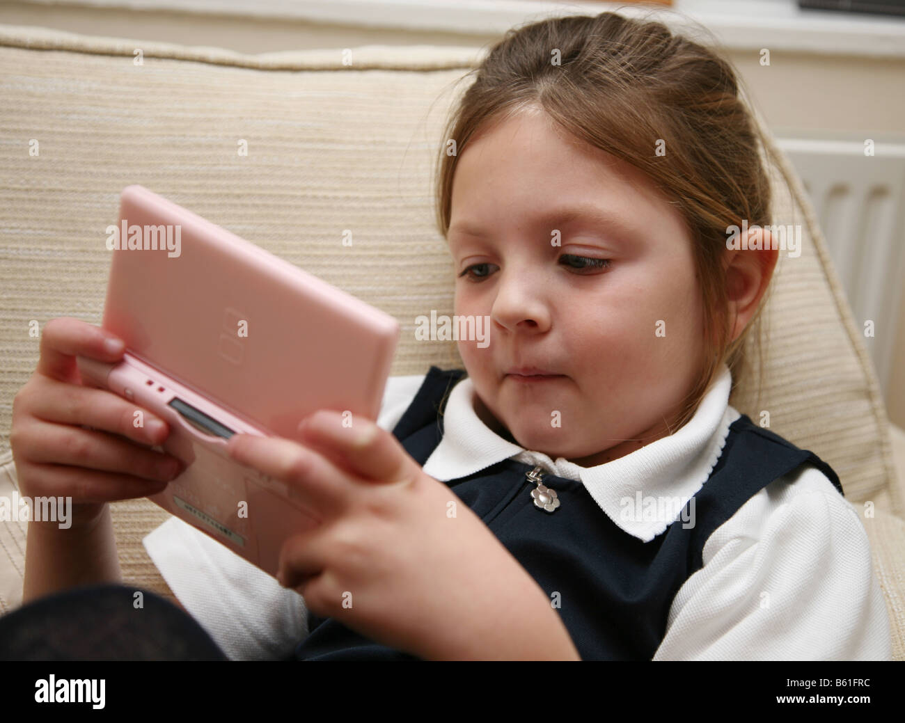 Children playing nintendo ds hi-res stock photography and images - Alamy