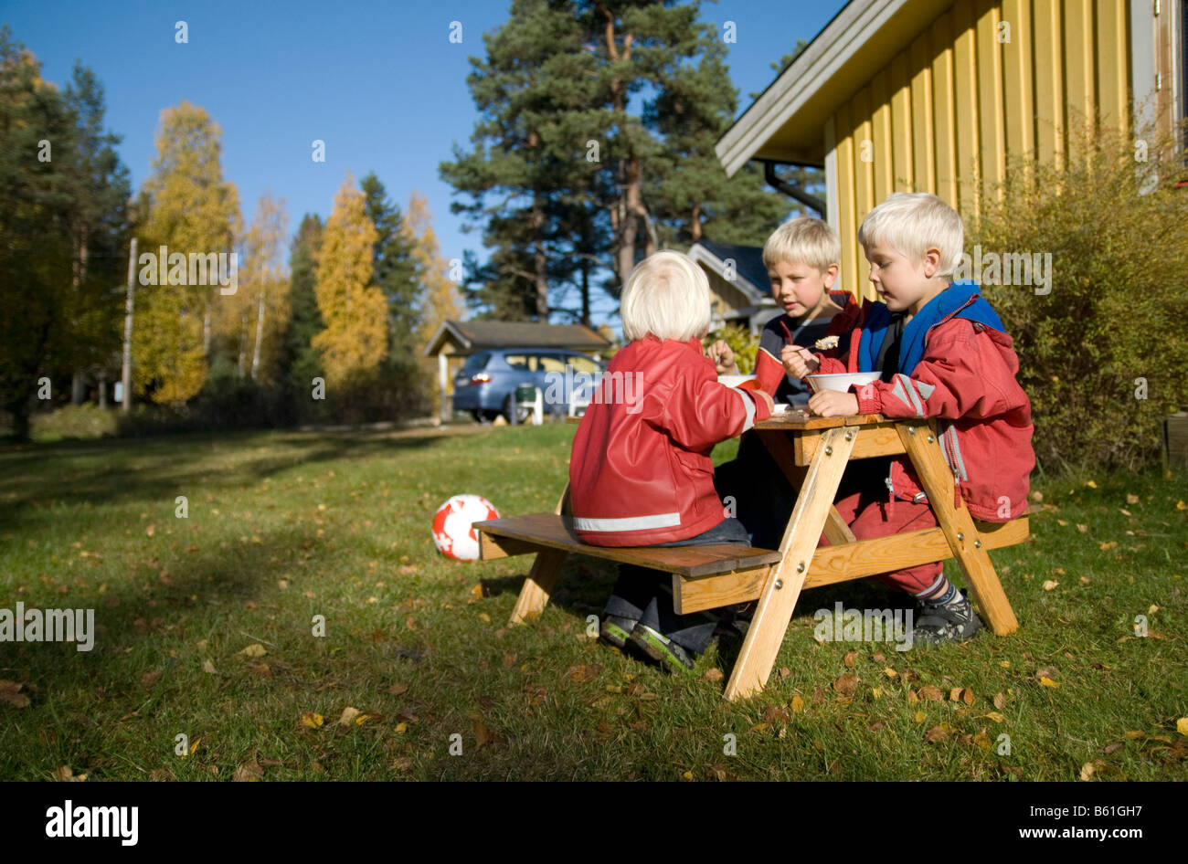 children eating lunch outdoor Stock Photo - Alamy