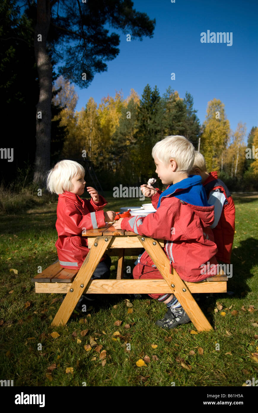 children eating lunch outdoor Stock Photo - Alamy