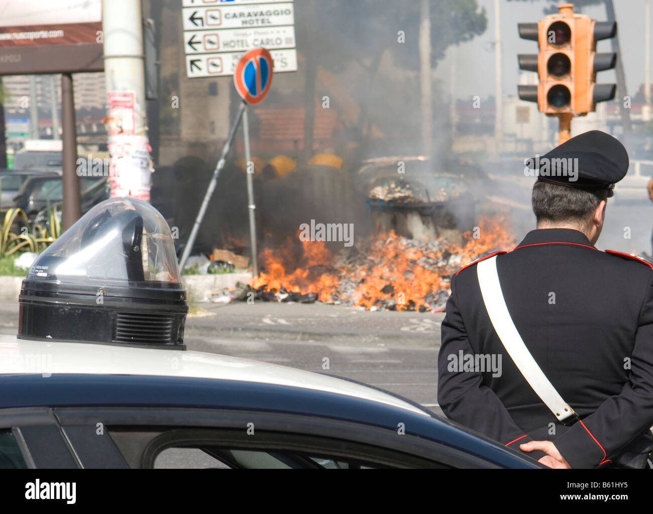 Police officer look into a car hi-res stock photography and images - Alamy