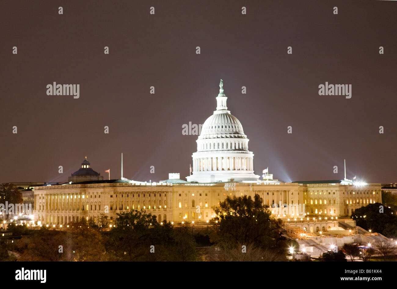 Government building at night hi-res stock photography and images - Alamy
