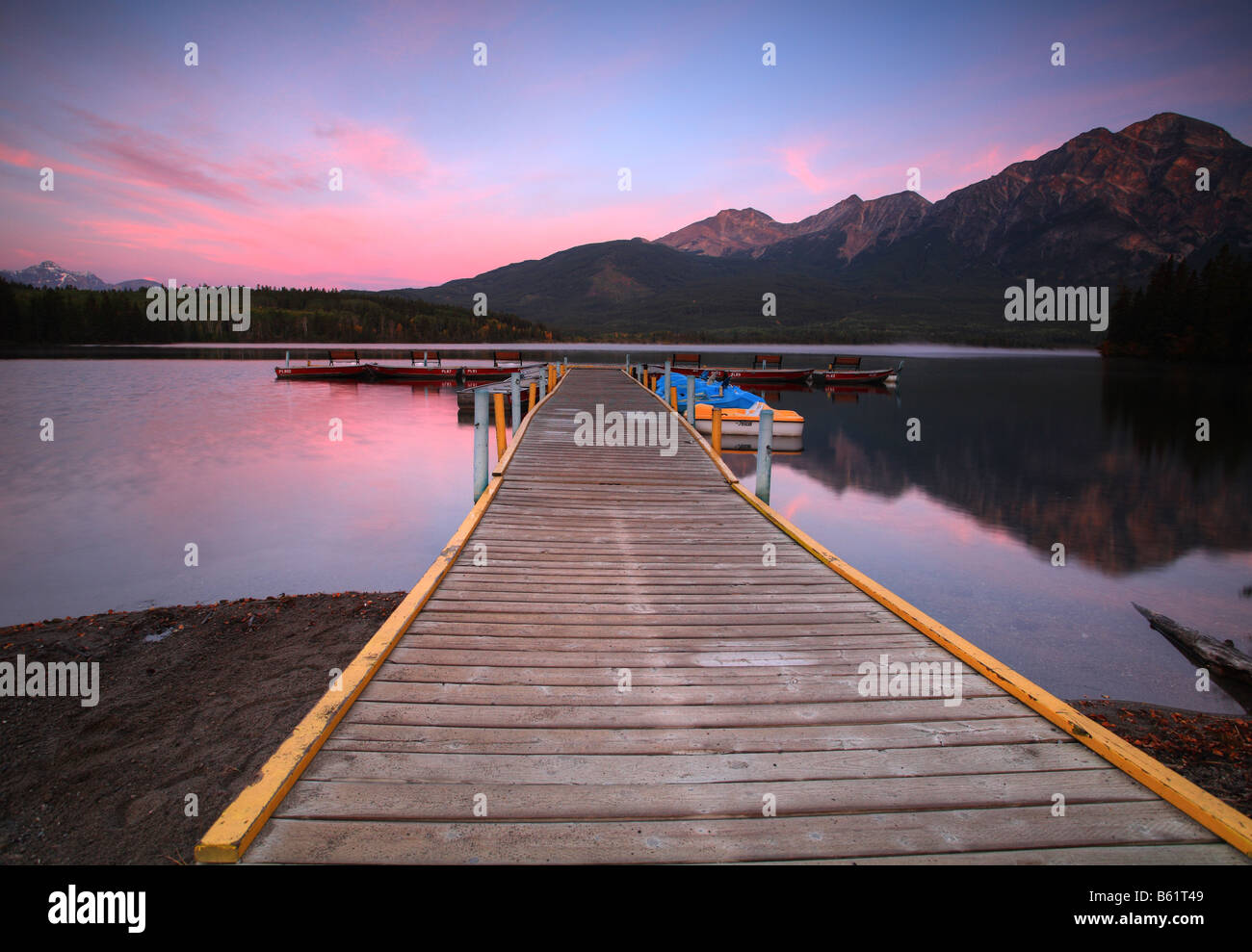 Pyramid lake in jasper hi-res stock photography and images - Alamy