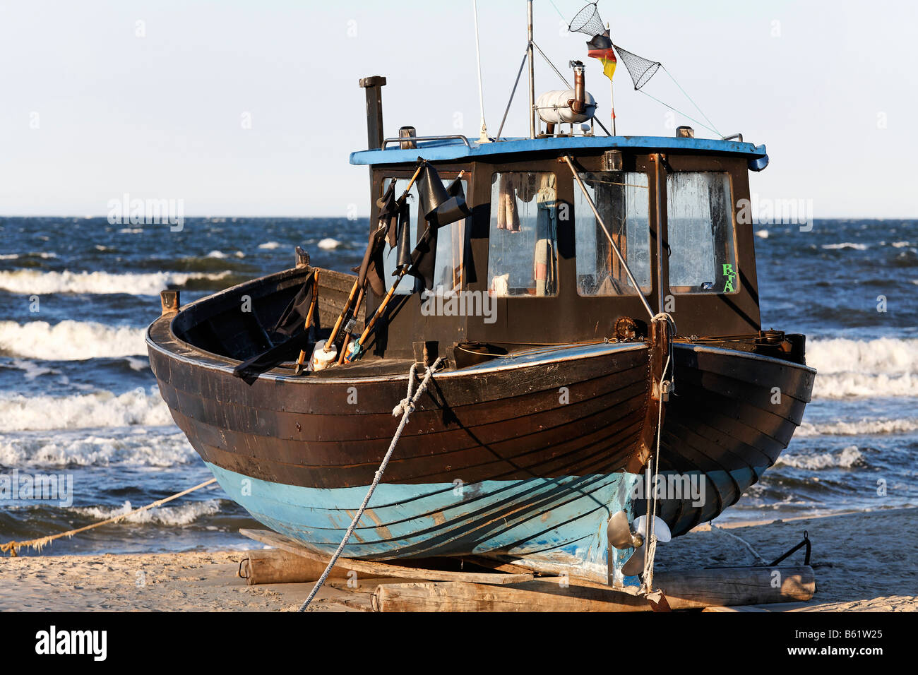 Fischkutter am strand hi-res stock photography and images - Alamy