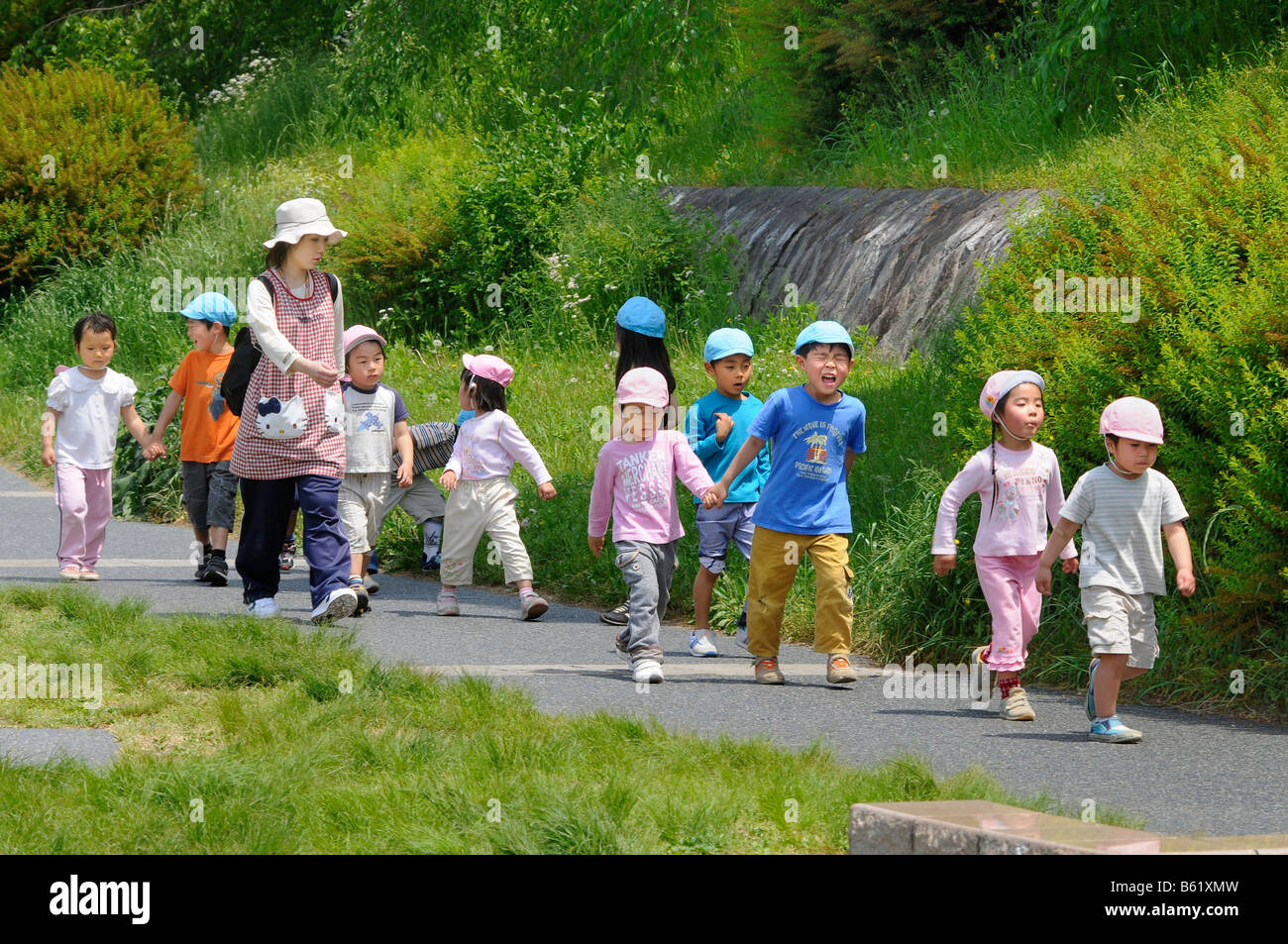 Youchien kindergarten, children from 2-5 years old during an excursion ...