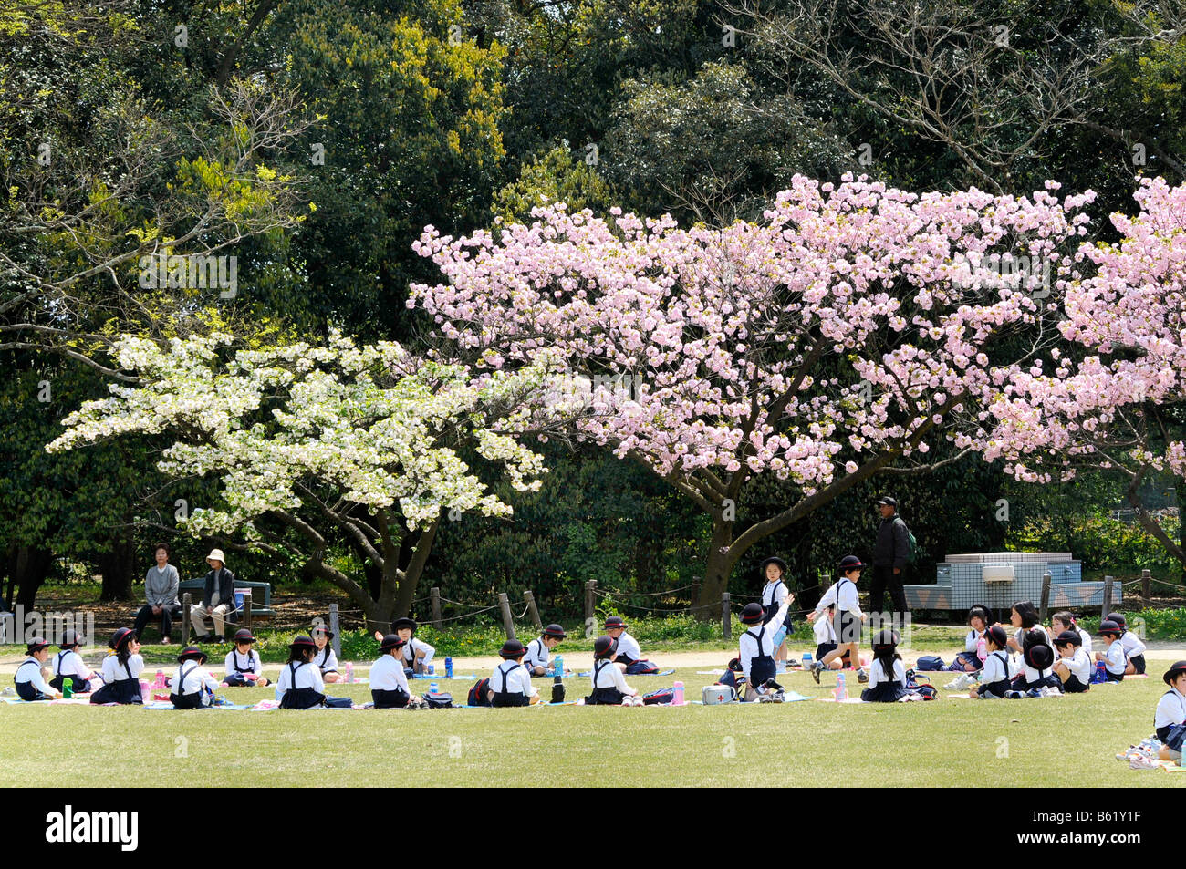 Japanese school children uniforms hi-res stock photography and images ...