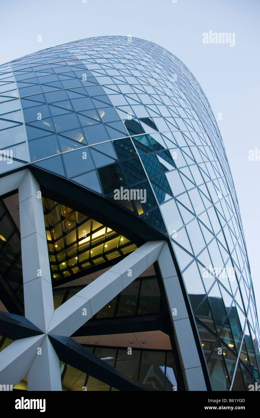 The Swiss Re tower known locally as The Gherkin in London financial ...