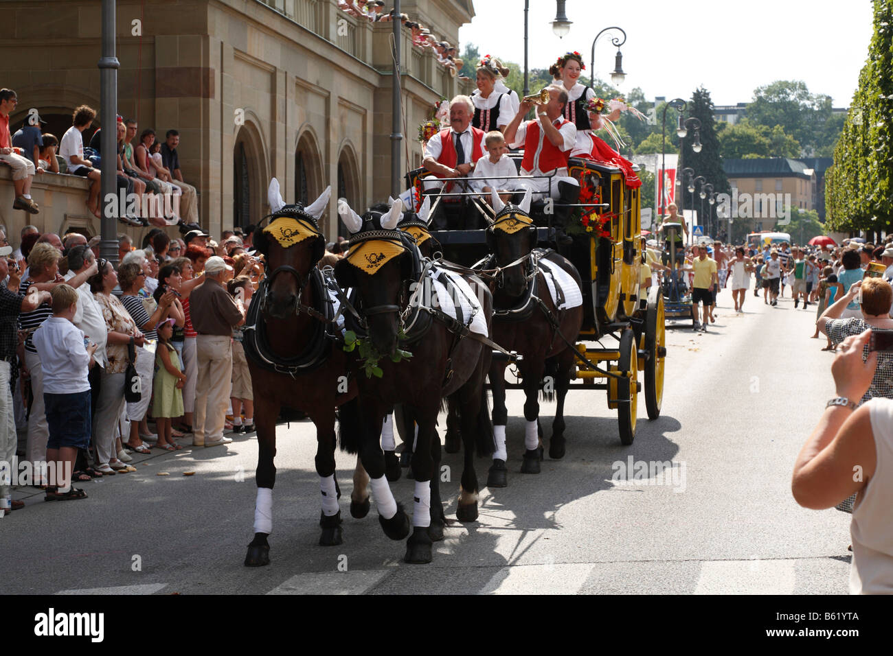 Man dressed as woman stage hi-res stock photography and images - Alamy